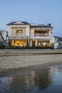 California Coastal Farmhouse Beach House - Home Bunch Interior Design Ideas
