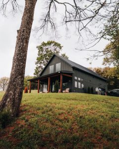 Tennessee Modern Farmhouse Cottage - Home Bunch Interior Design Ideas