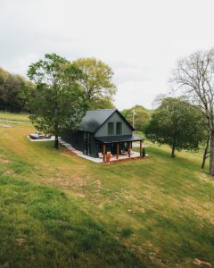 Tennessee Modern Farmhouse Cottage - Home Bunch Interior Design Ideas