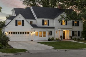 Classic Lake House - Home Bunch Interior Design Ideas