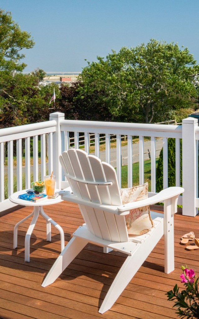 Cape Cod Shingle Beach House with Coastal Interiors - Home Bunch ...