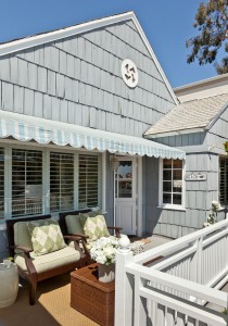 Small Shingle Beach Cottage with Coastal Interiors - Home Bunch ...