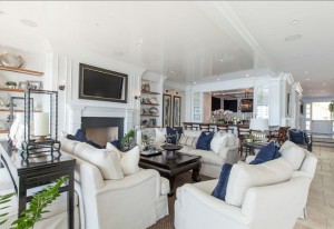 Classic Beach House with Coastal Interiors - Home Bunch Interior Design ...
